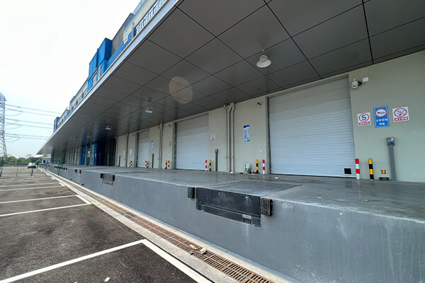 Dock Leveler For AssistedLoading And Unloading At Logistics Terminals ...